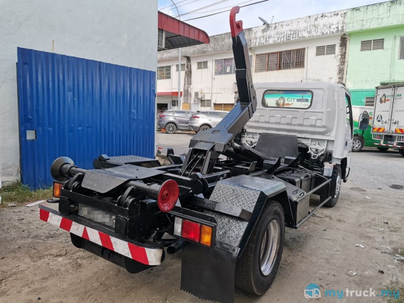 2015 Isuzu NPR66 AMROLL RORO LOCAL ISUZU MALAYSIA Boleh Loan 5,000kg in ...