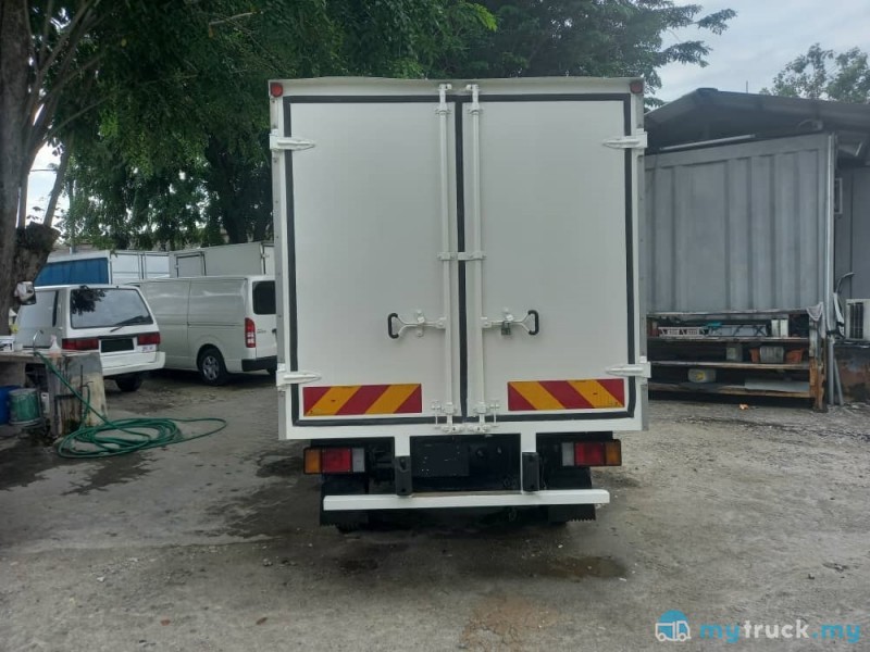 2015 Isuzu NLR55UEE Fiber Box 10' 4,800kg in Selangor Manual for RM69 ...