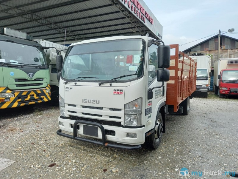 2017 Isuzu NPR81UKH Kargo Am With Tail - Lift 16'5 Low Mile 40K 5,000kg ...