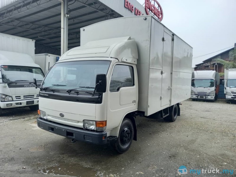 2005 Nissan UD YU41H5 Alu Box 16'6 5,000kg in Selangor Manual for RM33,900 - mytruck.my