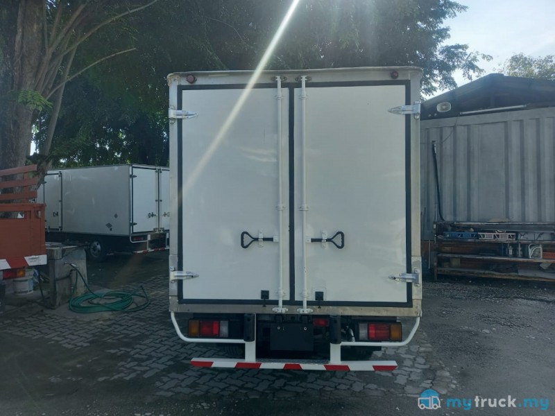 2017 Isuzu NLR77UEE Fiber Box 13' 4,800kg in Selangor Manual for RM74 ...