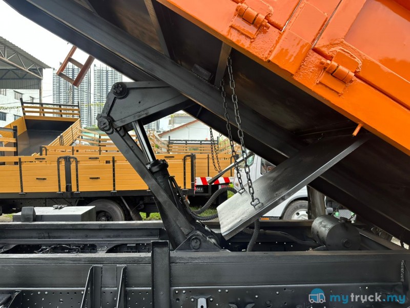 2018 Isuzu NPS81 UHH ( 4x4 wheel ) 7,000kg in Kuala Lumpur Manual for ...